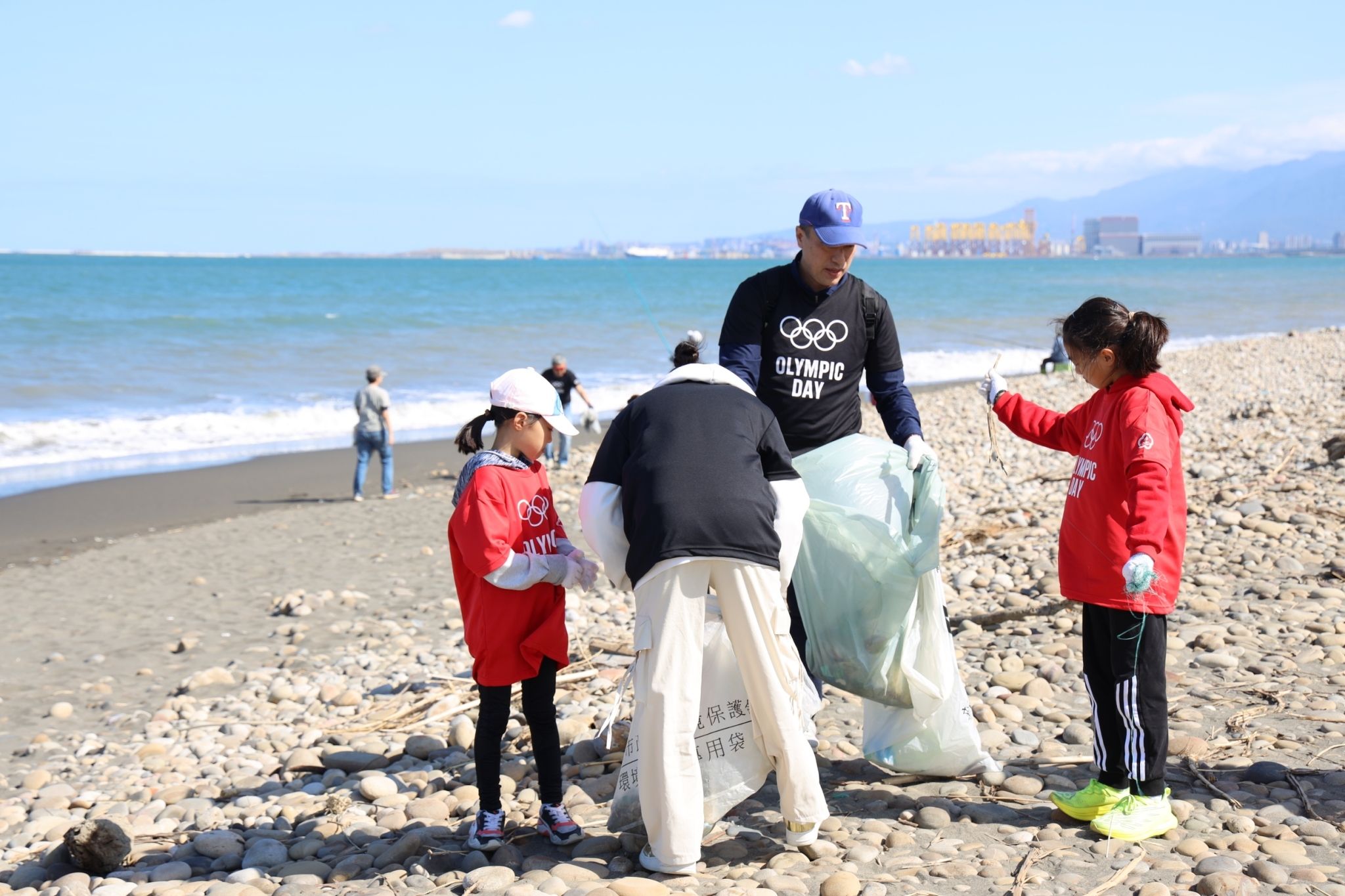 OCA » CTOC leads beach cleanup campaign for athletes and public